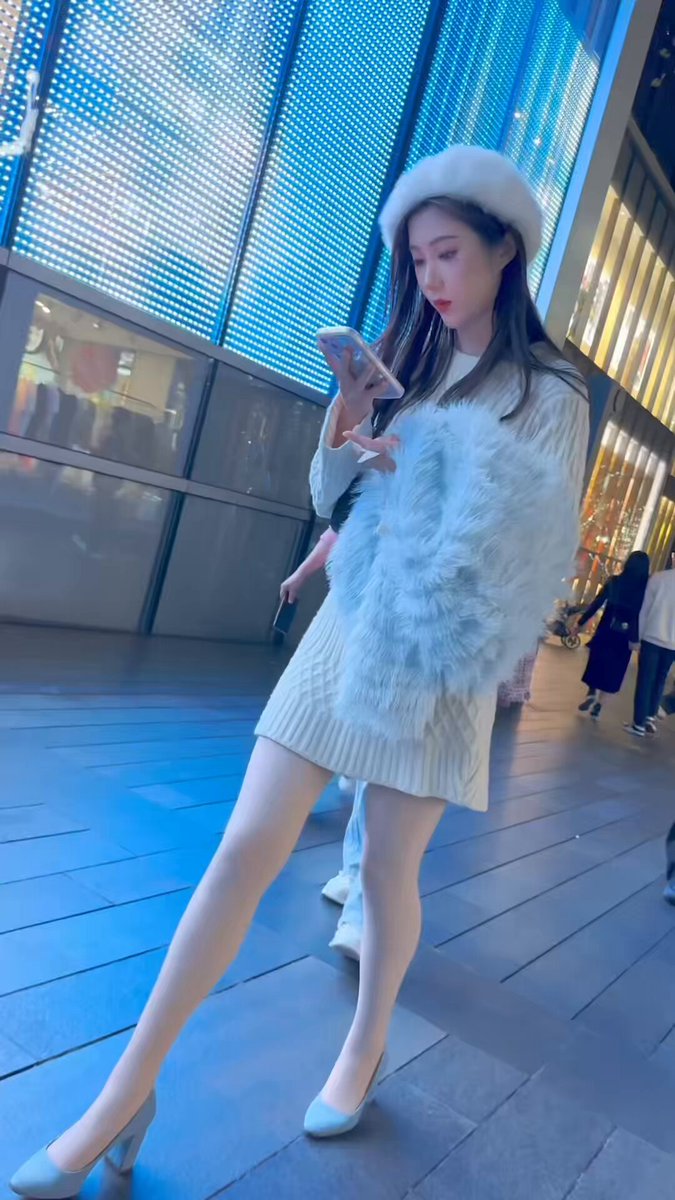 漫展红衣JK少女裙底春光，极致黑丝包裹下的私密偷窥 - 123AV.FUN